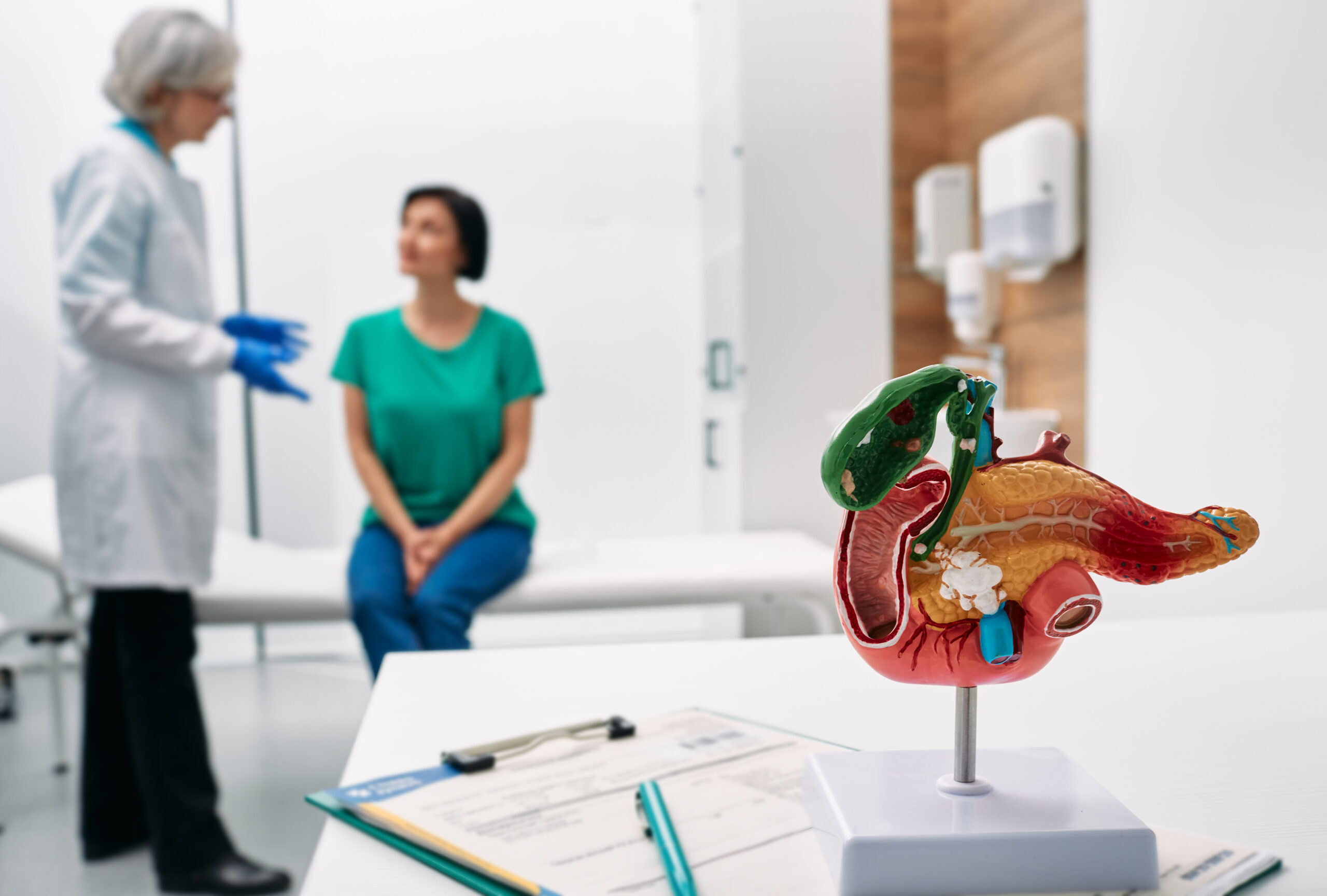 Vesícula biliar y cólicos: ¿cuándo se debe operar una colelitiasis ...